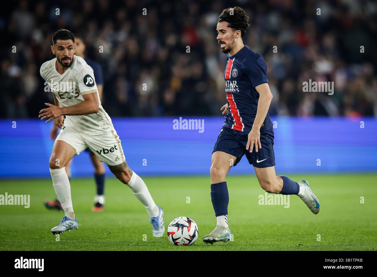 Paris, France, France. 25th Apr, 2025. Morgan SANSON of Nice and Vitor ...