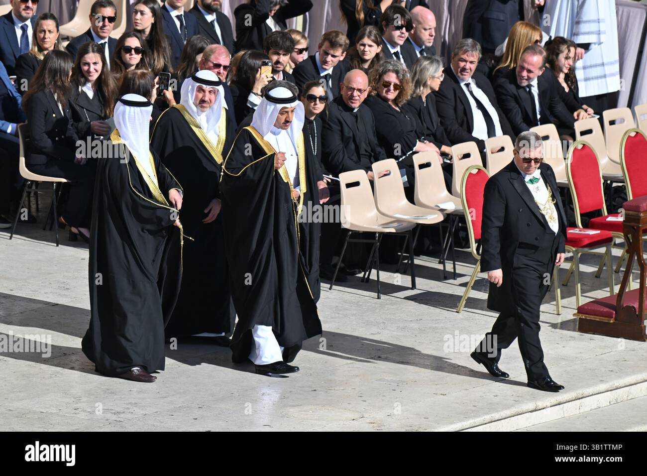 Roma, Italy. 26th Apr, 2025. People arrive at Pope Francis' funeral in ...