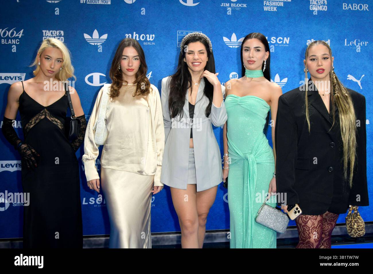 Gast, Theonlymariwn, Stela Passari, Cholidouu und Stella Anesiadou bei ...