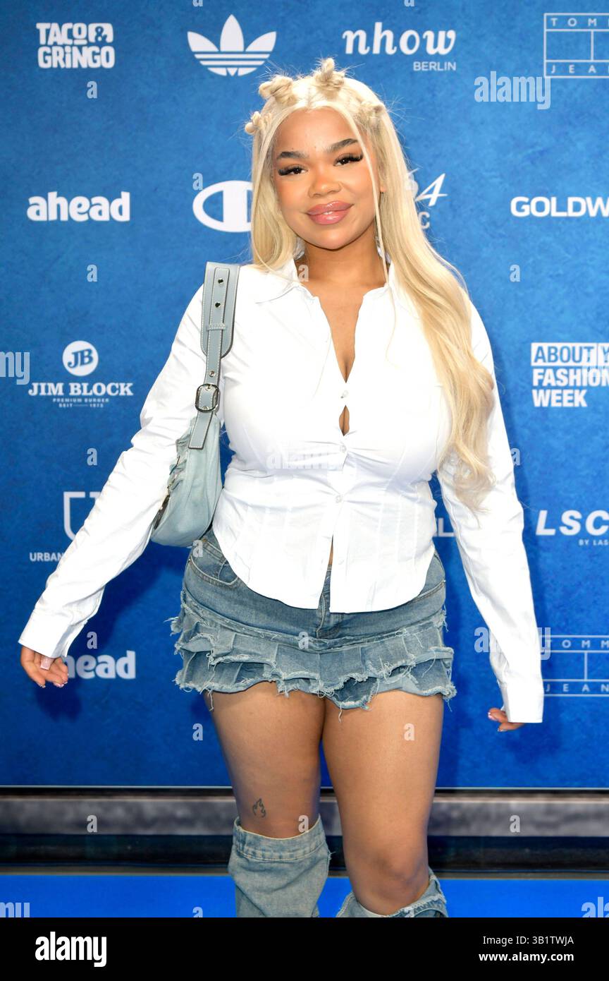 Zoe Wees bei der ABOUT YOU Fashionmania by AYFW in der Uber Eats Music ...