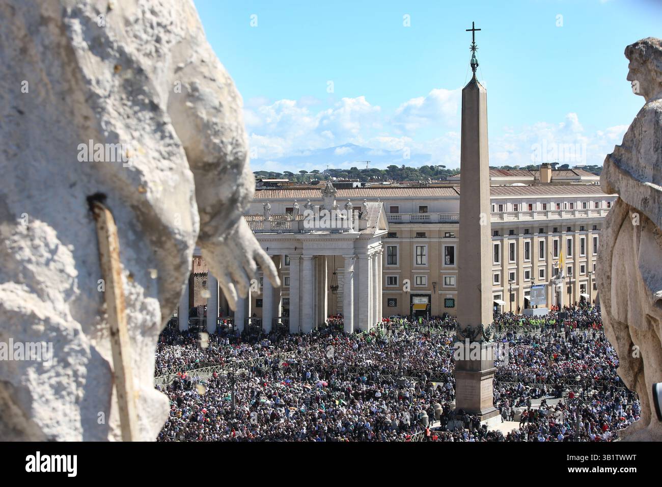 Vatican City, Vatican. 26th Apr 2025. VATICAANSTAD - Crowds gathered at ...