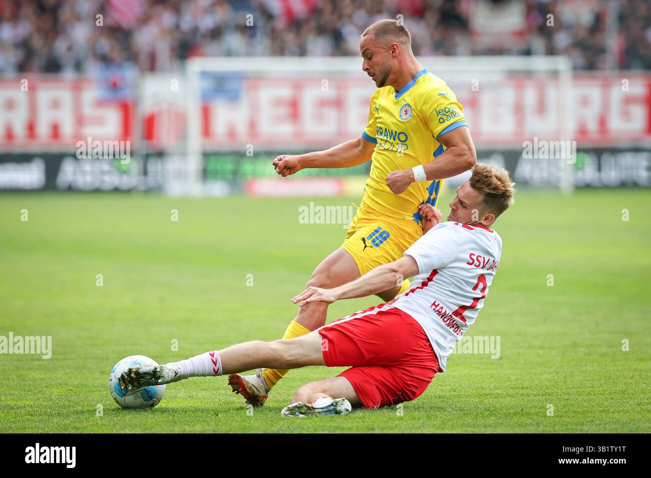 Regensburg, Germany. 26th Apr, 2025. Soccer: Bundesliga 2, Jahn ...