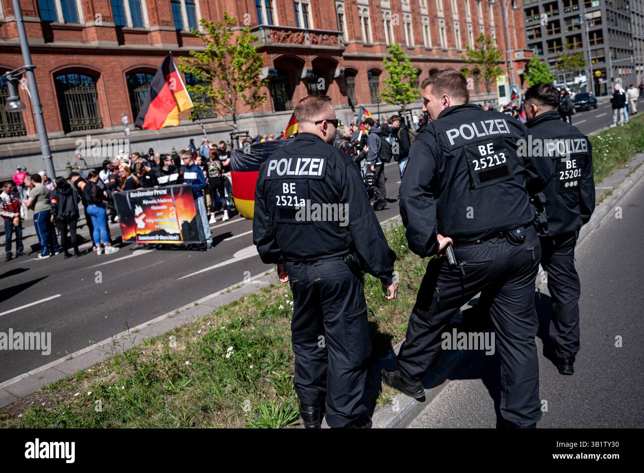Berlin, Germany. 26th Apr, 2025. Police officers stand at the ...