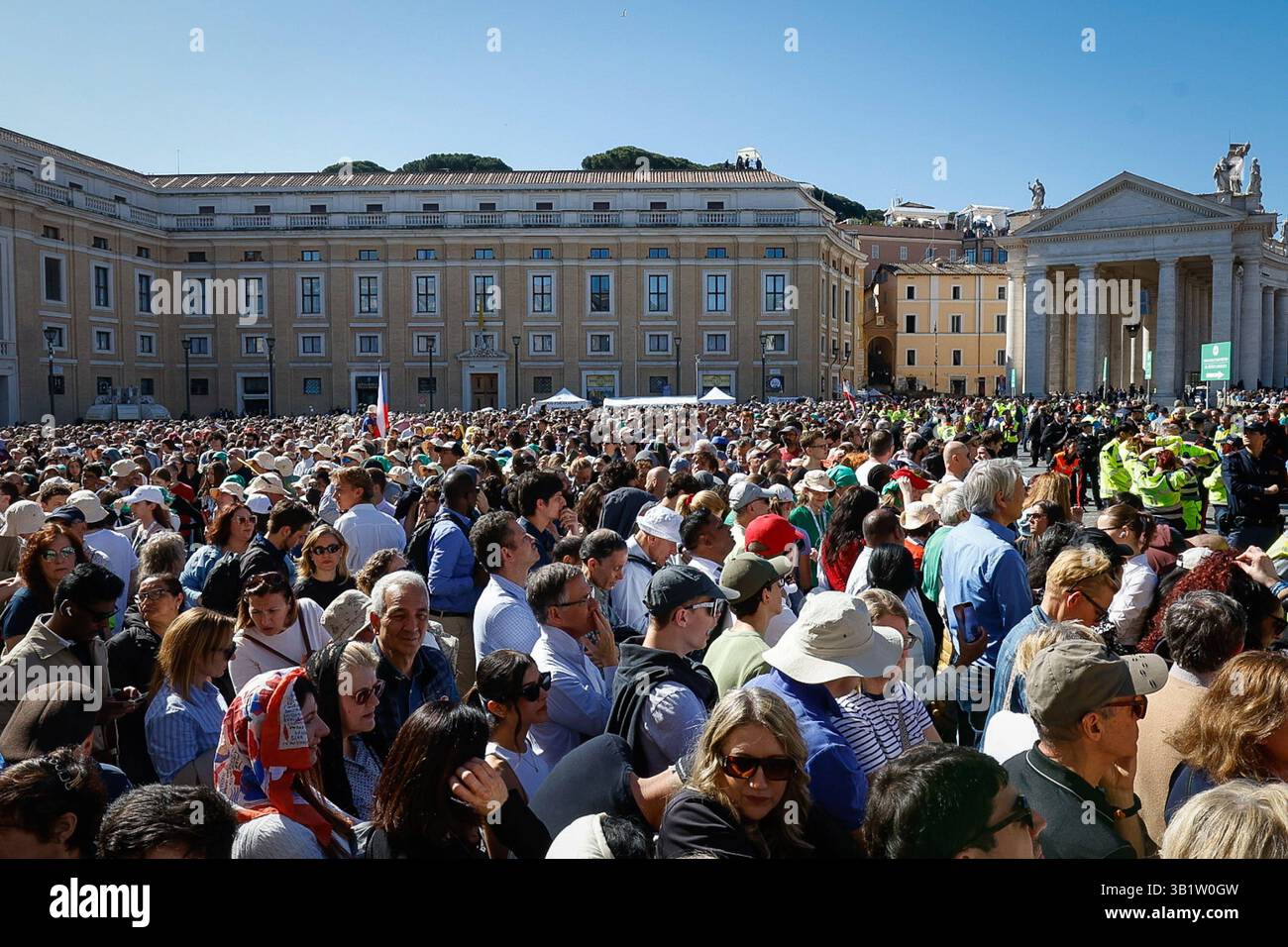 Italy, Rome, 260425. A crowd of believers arrived at the Vatican for ...