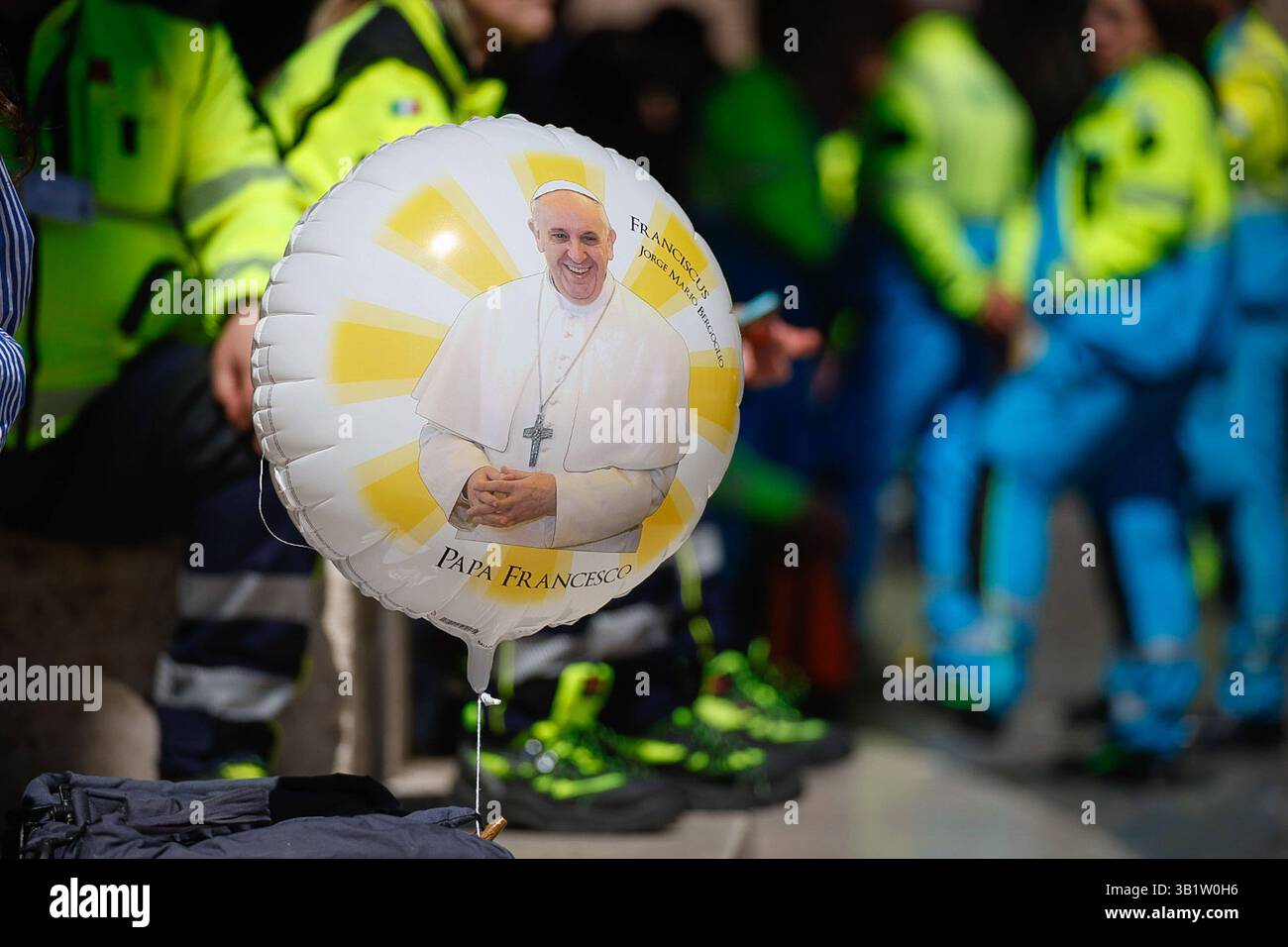 Italy, Rome, 260425. A crowd of believers arrived at the Vatican for ...