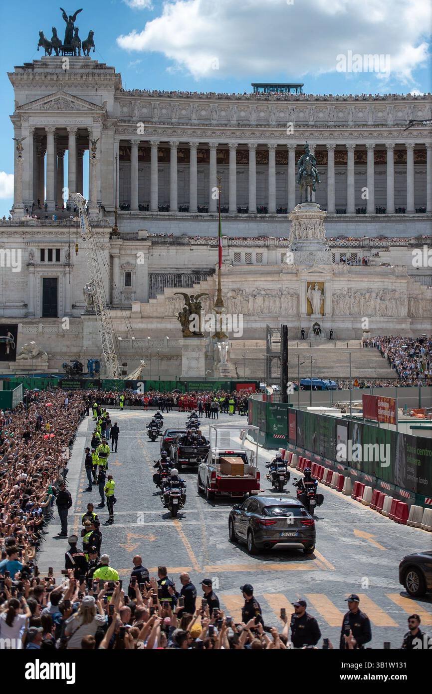 **NO WEB AND NEWSPAPERS ONLY FOR ITALY** The Funeral Procession of Pope ...