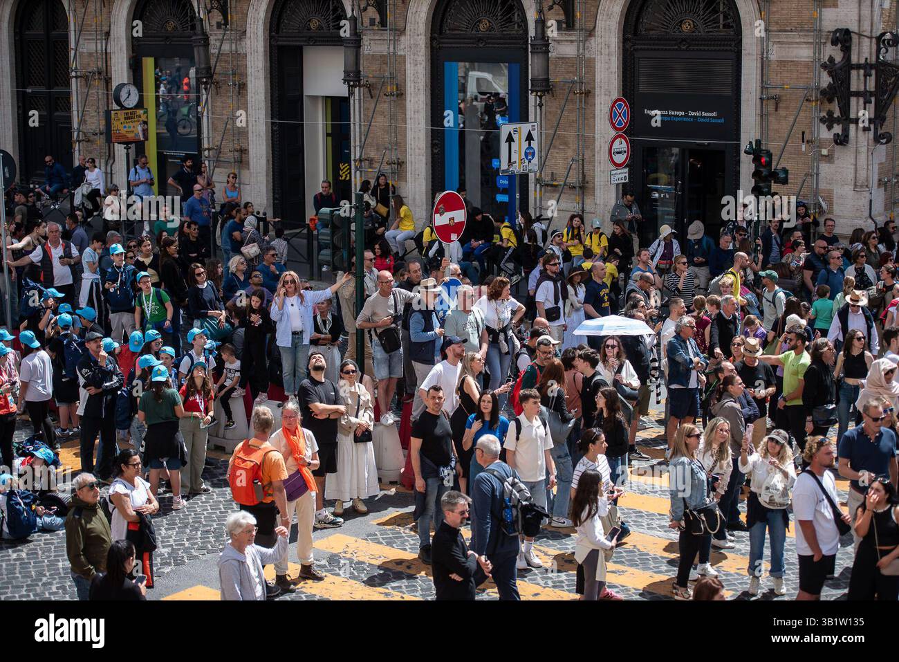 **NO WEB AND NEWSPAPERS ONLY FOR ITALY** The Funeral Procession of Pope ...