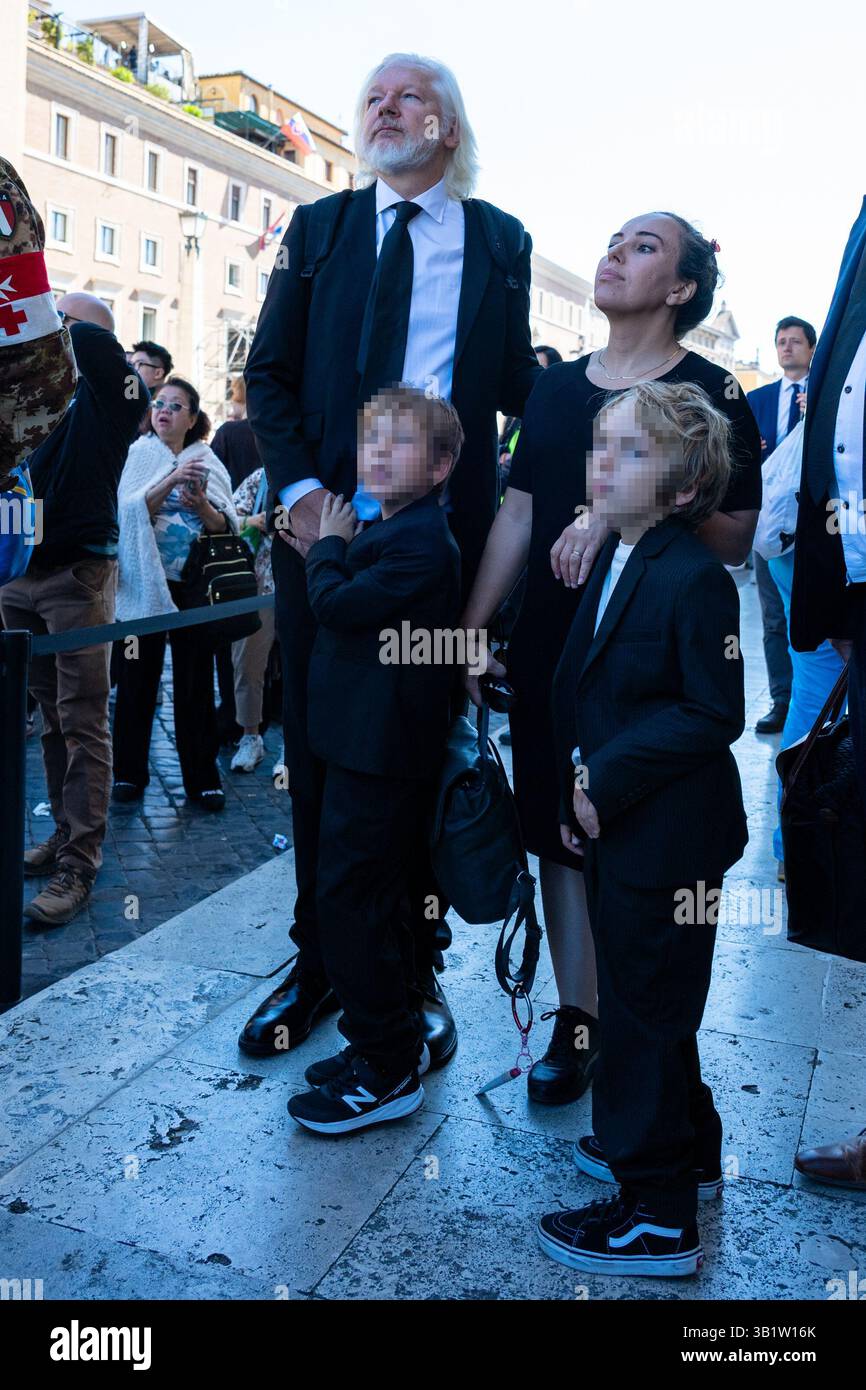 **NO WEB AND NEWSPAPERS ONLY FOR ITALY** Rome. St. Peter's Square ...