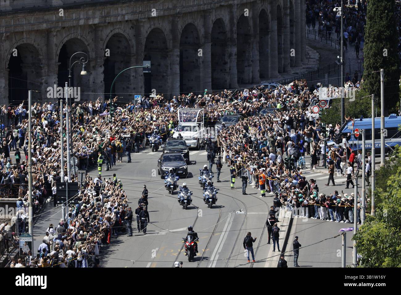 **NO WEB AND NEWSPAPERS ONLY FOR ITALY** ROME THE PASSAGE OF THE POPE'S ...