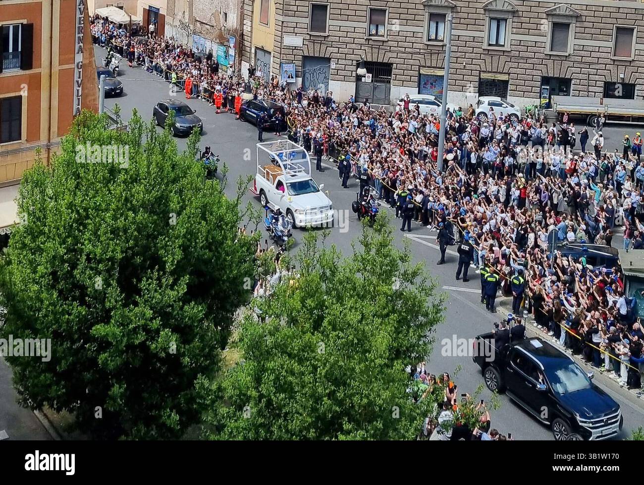 **NO WEB AND NEWSPAPERS ONLY FOR ITALY** The Funeral Procession of Pope ...