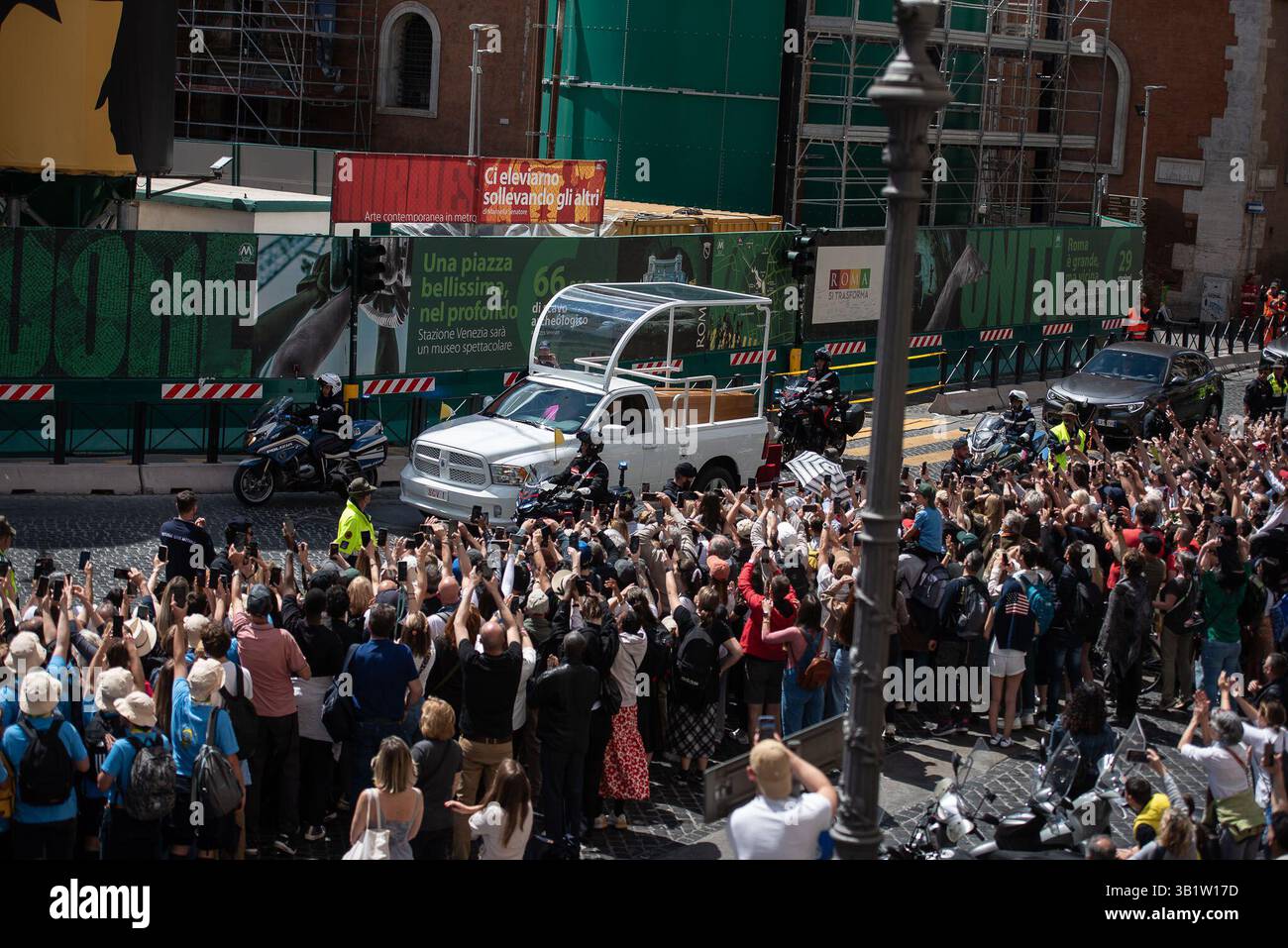 **NO WEB AND NEWSPAPERS ONLY FOR ITALY** The Funeral Procession of Pope ...