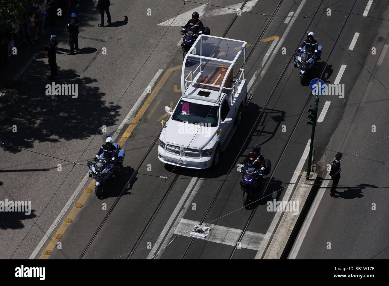 **NO WEB AND NEWSPAPERS ONLY FOR ITALY** ROME THE PASSAGE OF THE POPE'S ...