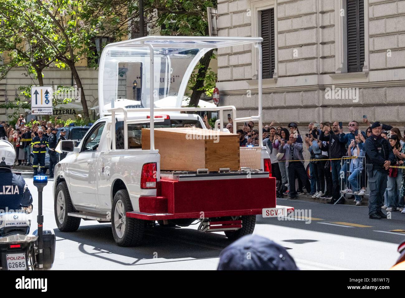 **NO WEB AND NEWSPAPERS ONLY FOR ITALY** The Funeral Procession of Pope ...