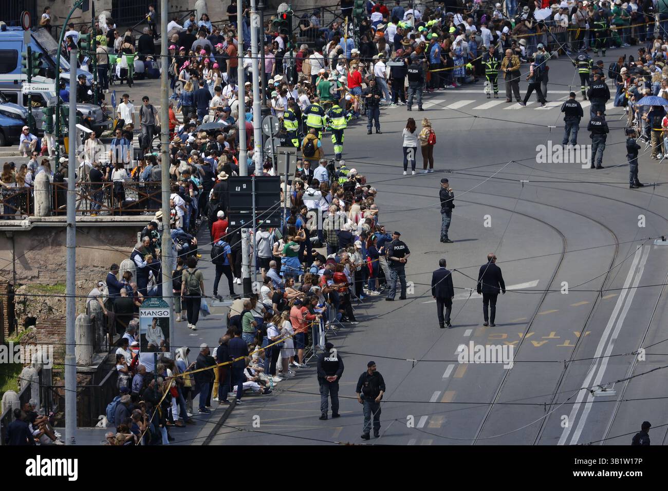 **NO WEB AND NEWSPAPERS ONLY FOR ITALY** ROME THE PASSAGE OF THE POPE'S ...
