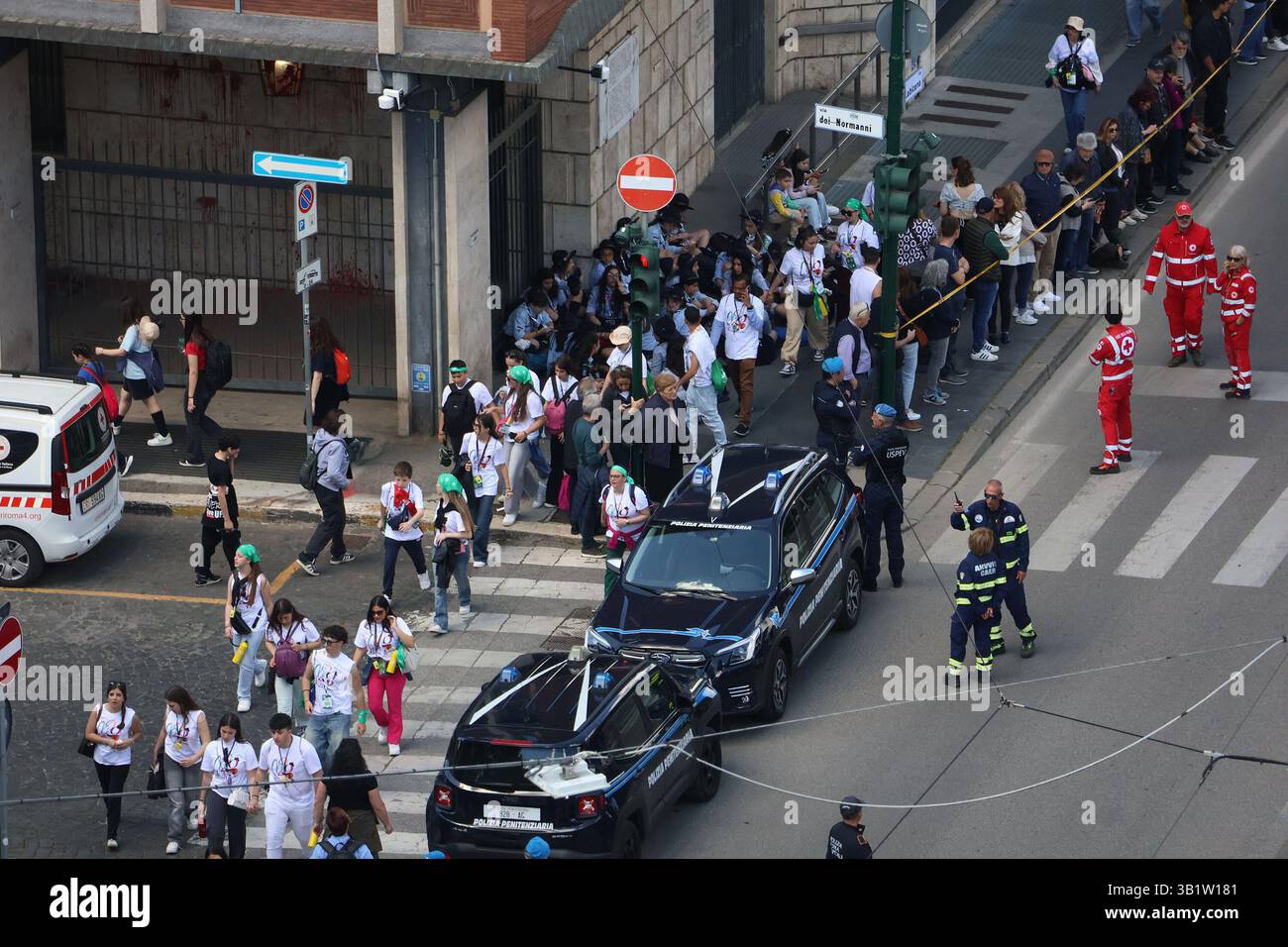 **NO WEB AND NEWSPAPERS ONLY FOR ITALY** ROME THE PASSAGE OF THE POPE'S ...