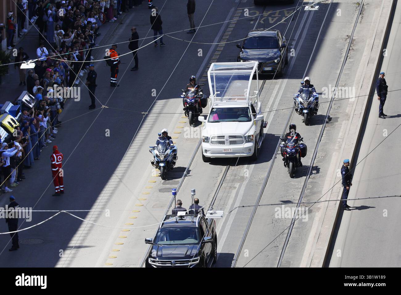 **NO WEB AND NEWSPAPERS ONLY FOR ITALY** ROME THE PASSAGE OF THE POPE'S ...