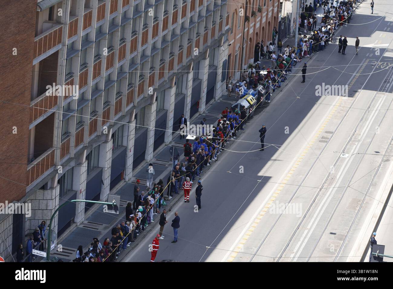 **NO WEB AND NEWSPAPERS ONLY FOR ITALY** ROME THE PASSAGE OF THE POPE'S ...