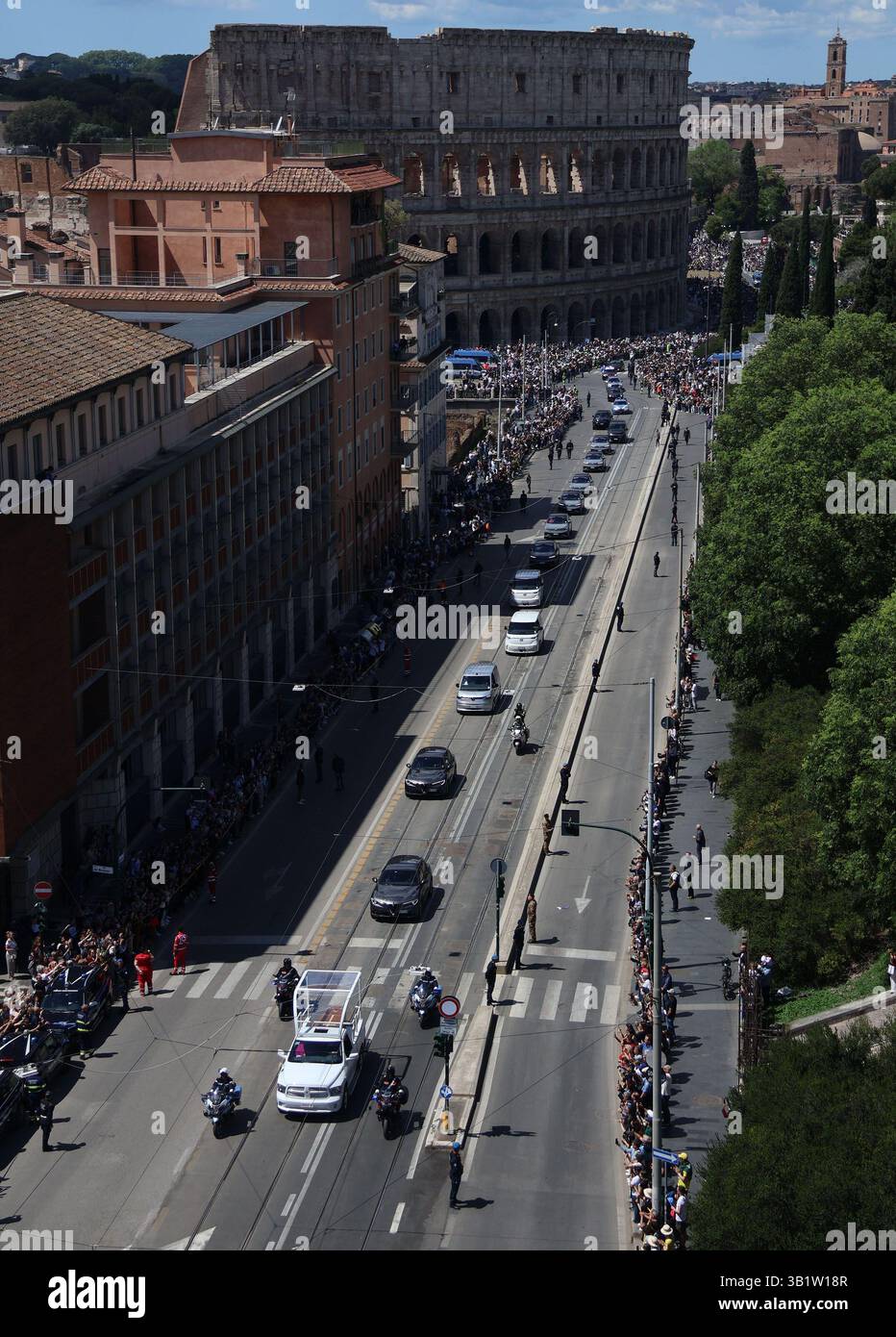 **NO WEB AND NEWSPAPERS ONLY FOR ITALY** ROME THE PASSAGE OF THE POPE'S ...