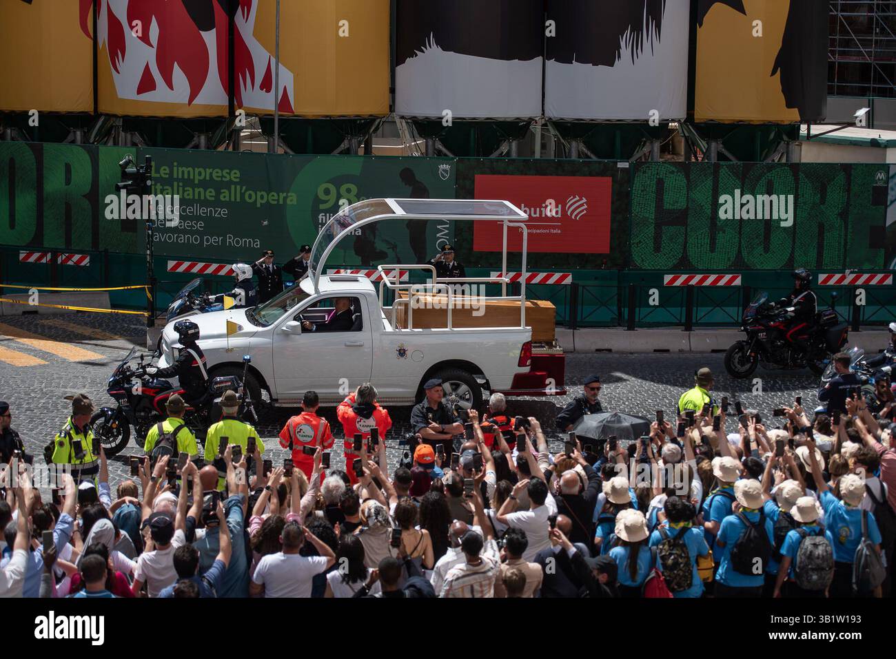 **NO WEB AND NEWSPAPERS ONLY FOR ITALY** The Funeral Procession of Pope ...