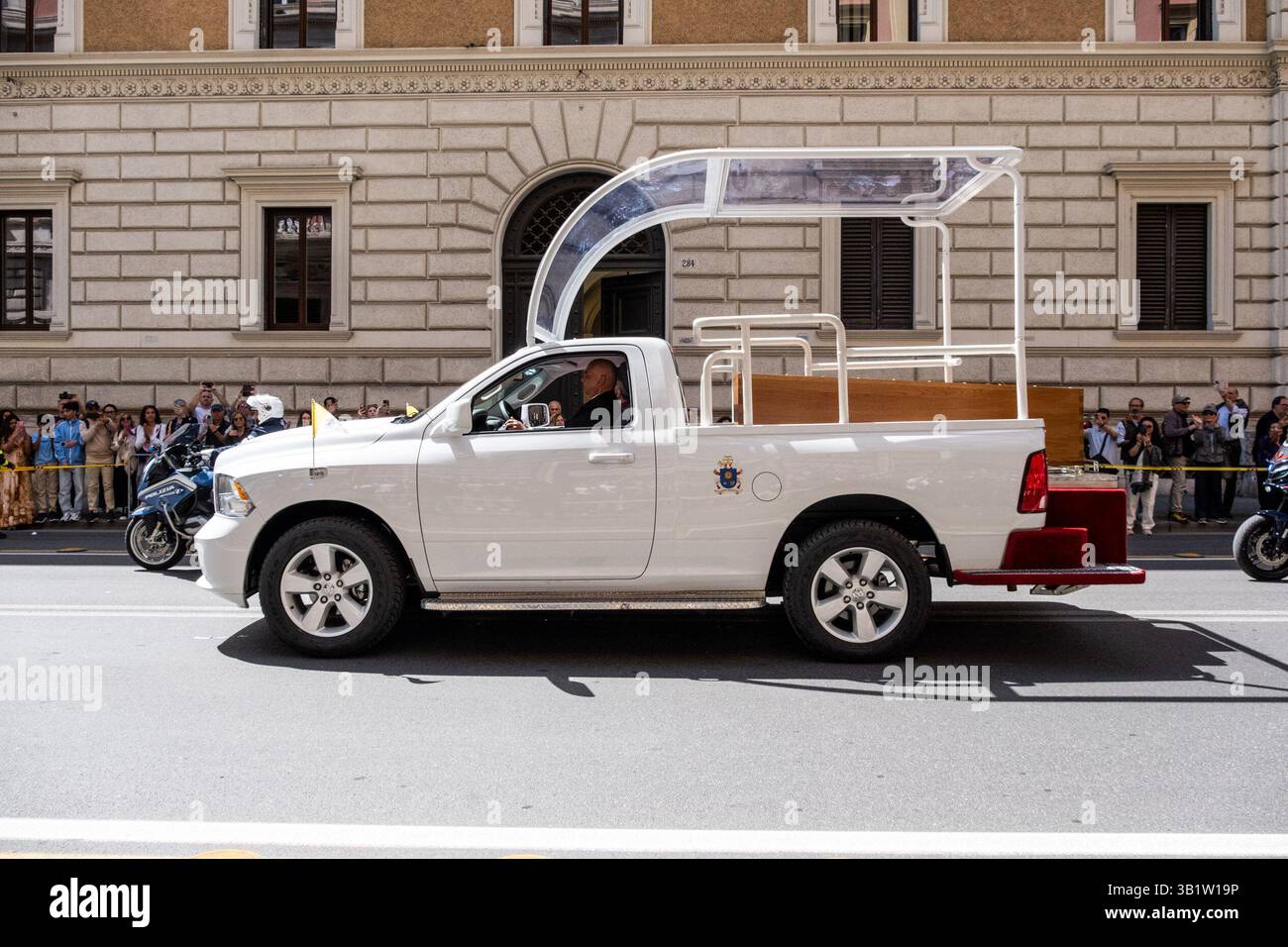 **NO WEB AND NEWSPAPERS ONLY FOR ITALY** The Funeral Procession of Pope ...