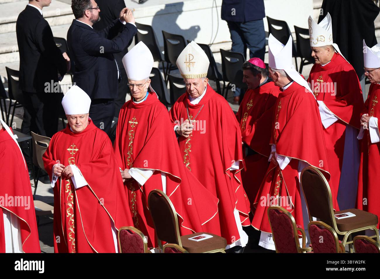 Faithful, priests and cardinals arrive for the funeral of Pope Francis ...
