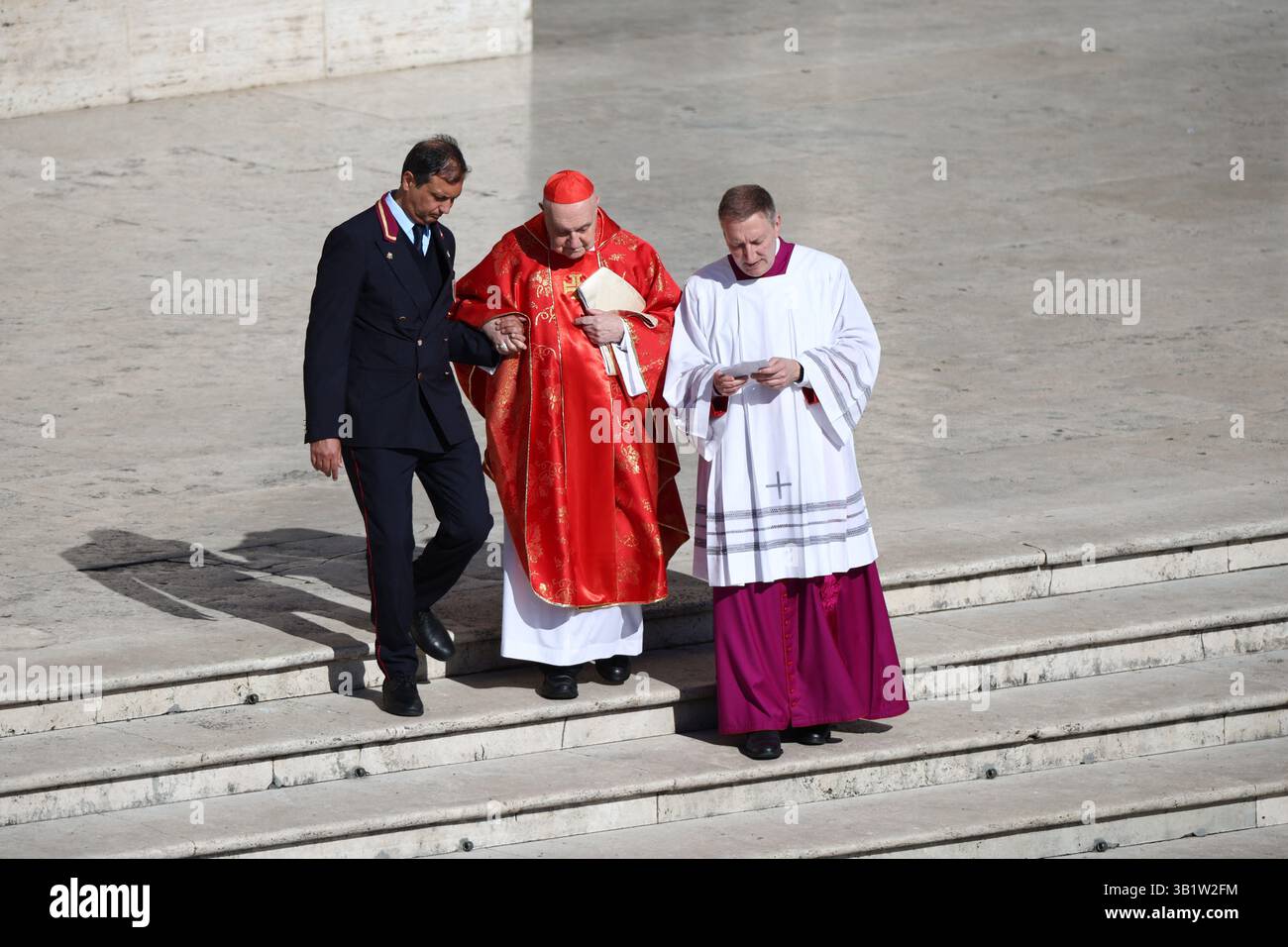 Faithful, priests and cardinals arrive for the funeral of Pope Francis ...