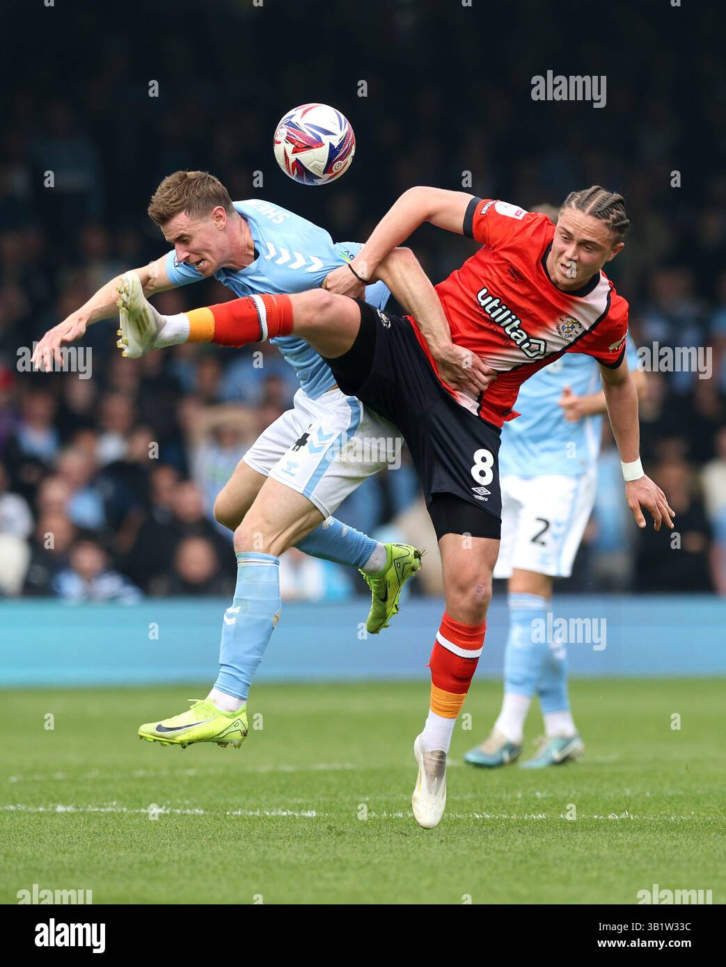Coventry City's Ben Sheaf (left) and Luton Town's Thelo Aasgaard battle ...
