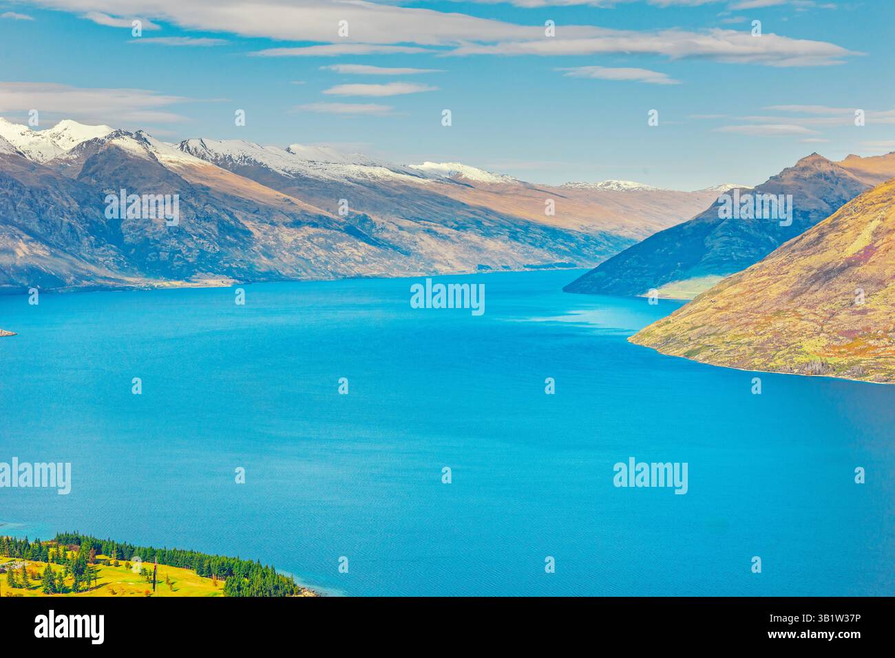 View across Lake Wakatipu and the Remarkables Mountain Range ...
