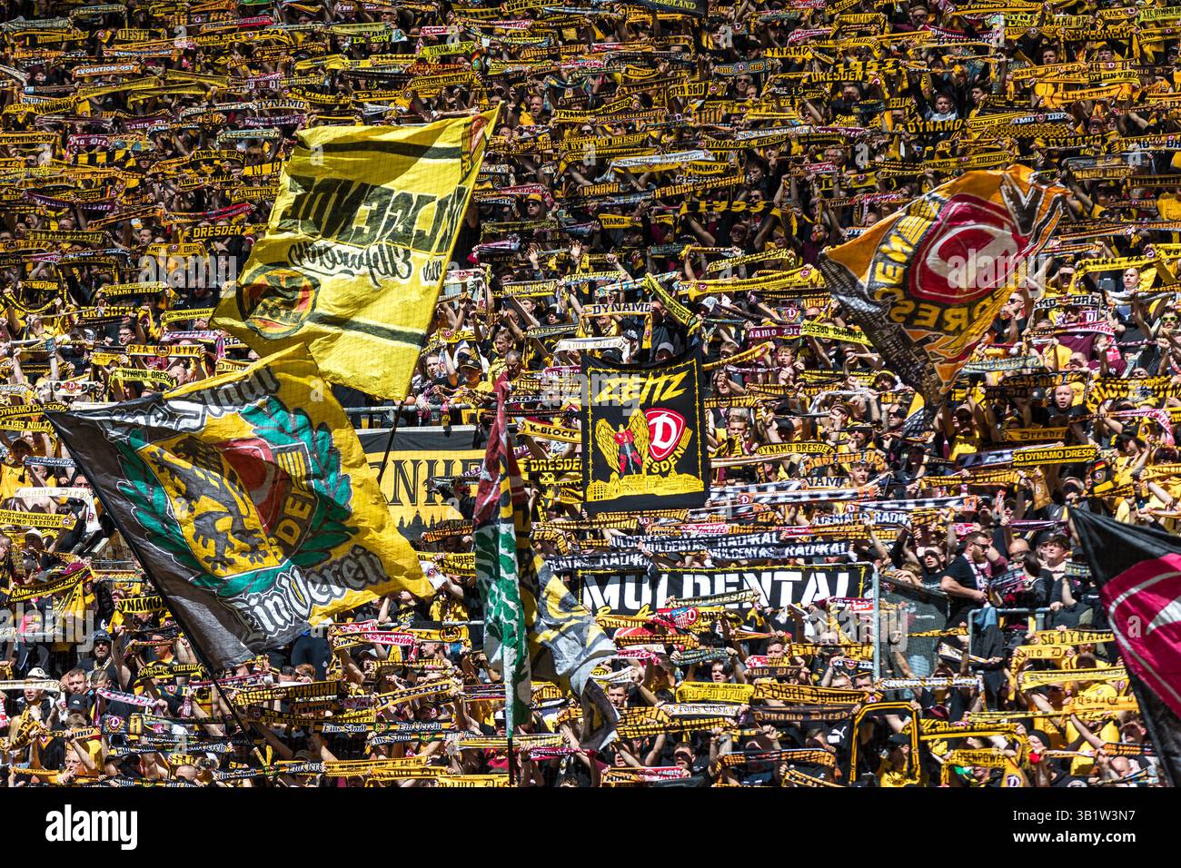 26 April 2025, Saxony, Dresden: Soccer: 3rd division, Dynamo Dresden ...