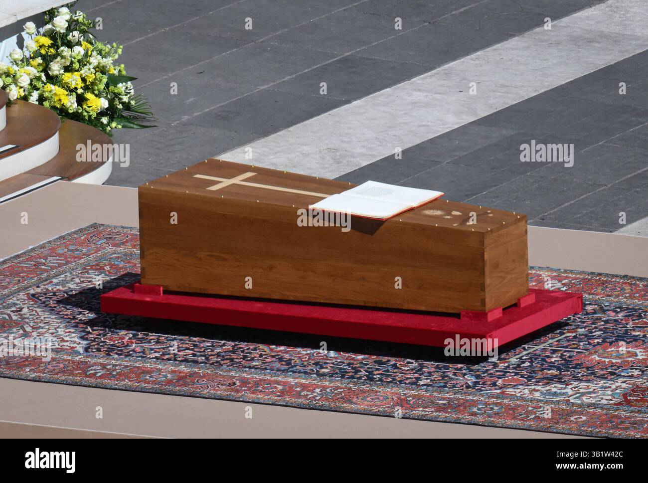 Rom, Vatikan 26.04.2025 Beerdigung Papst Franziskus: der Sarg von Papst ...