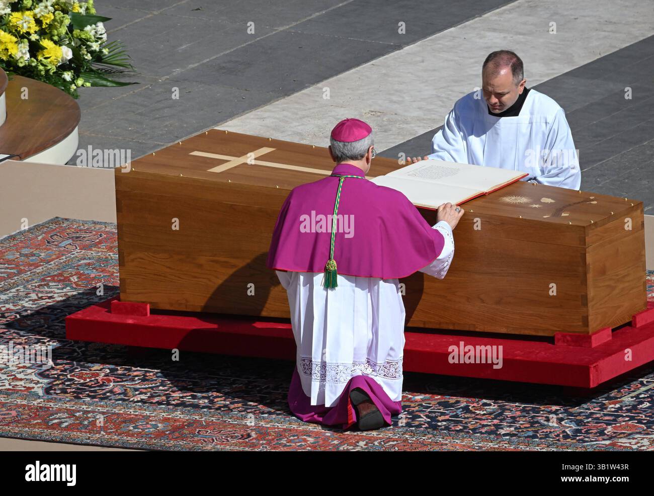 Rom, Vatikan 26.04.2025 Beerdigung Papst Franziskus: ein Bischof und ...