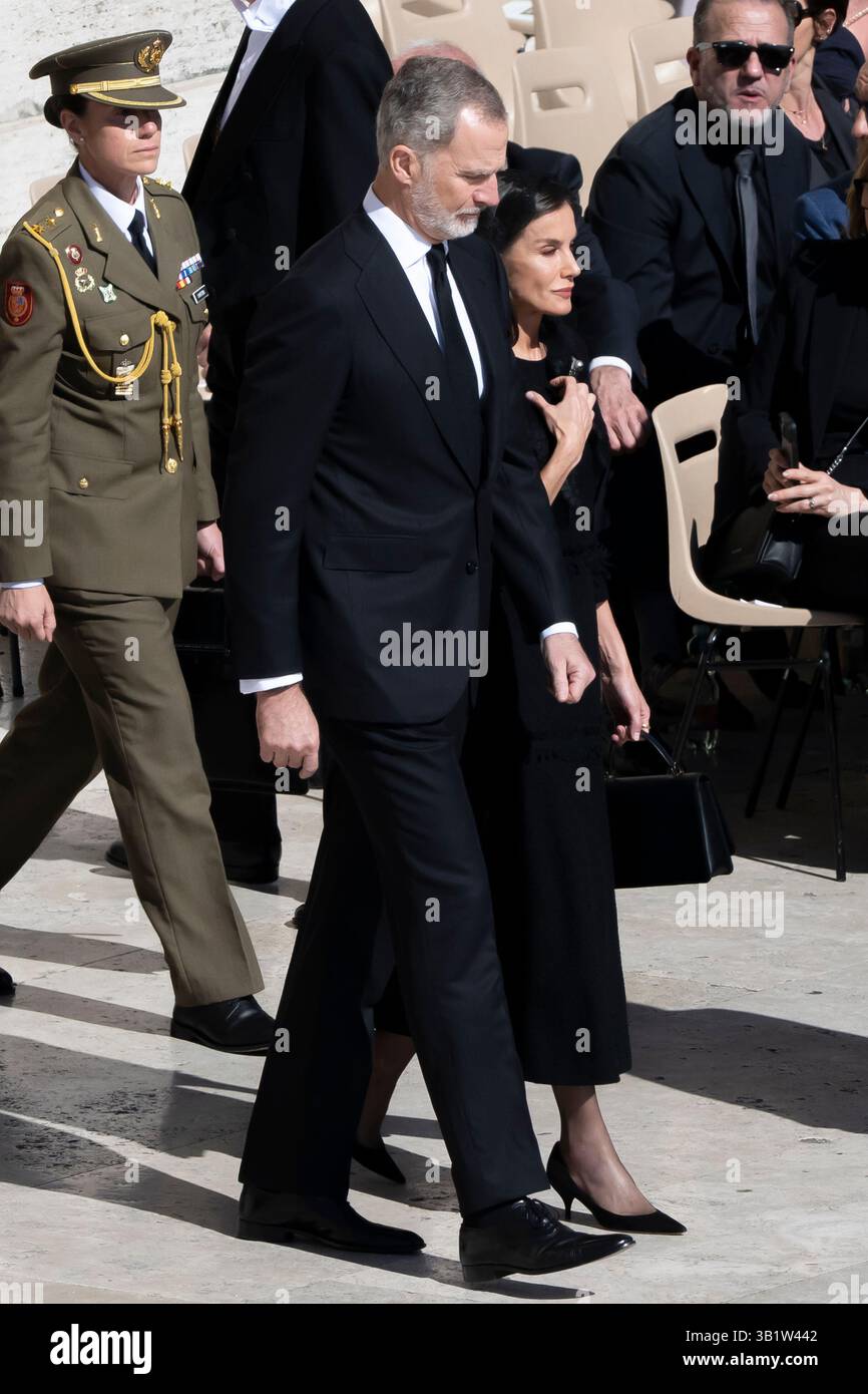 Queen letizia of spain and pope hi-res stock photography and images - Alamy