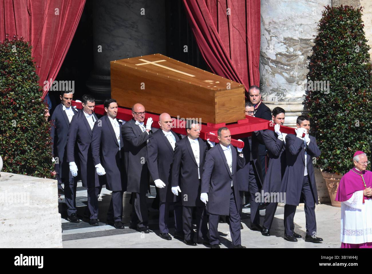 Rom, Vatikan 26.04.2025 Beerdigung Papst Franziskus: der Sarg von Papst ...