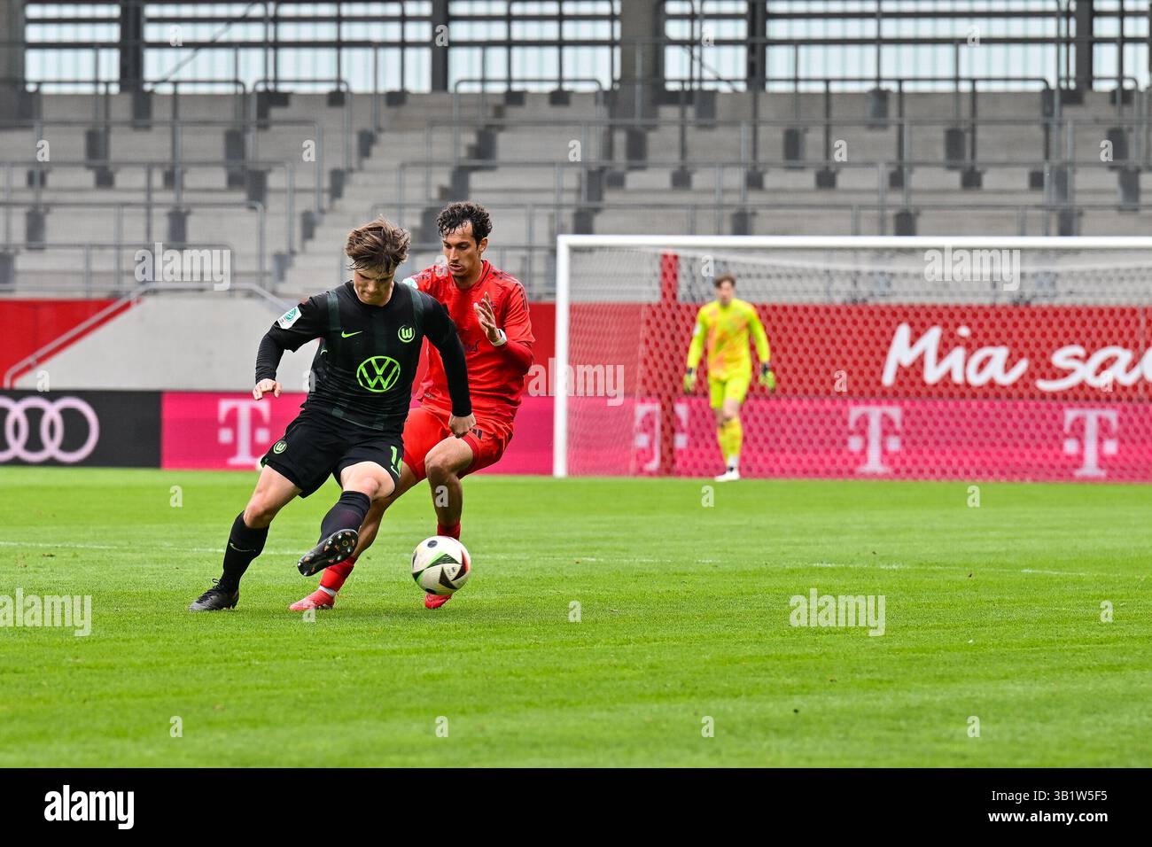 im Duell Leonard KOEHLER (VfL Wolfsburg U19 14) und Mudaser SADAT (FCB ...