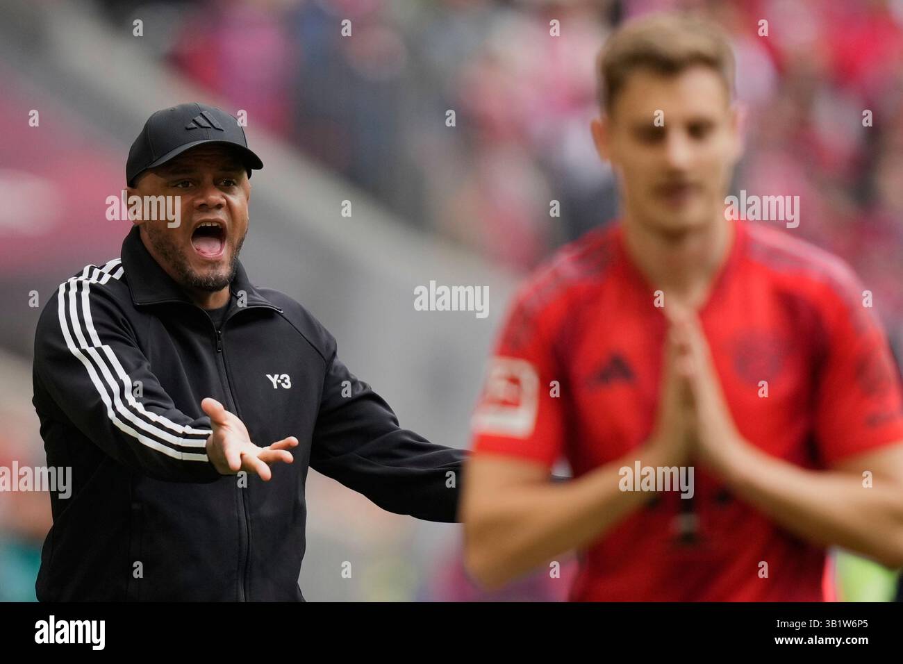 Bayern's head coach Vincent Kompany, left, gives instructions to Bayern ...