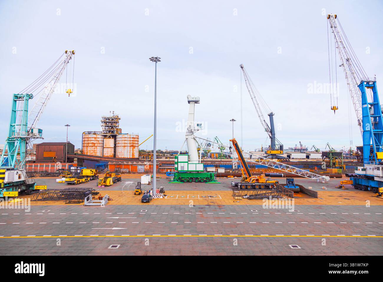 Various cranes hi-res stock photography and images - Alamy