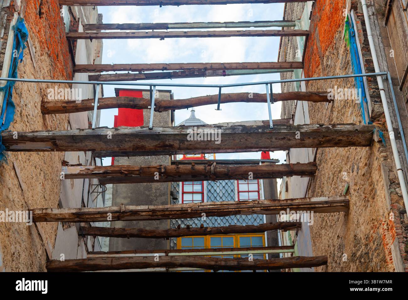 Supported by beams hi-res stock photography and images - Alamy