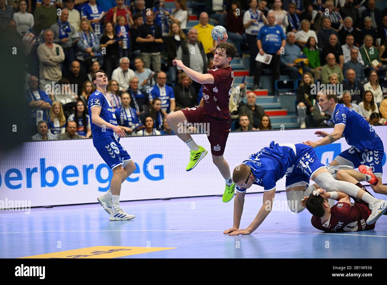 Gummersbach, Deutschland. 25th Apr, 2025. Maxim Orlov (VfL Potsdam, 22) hat sich am Kreis ...