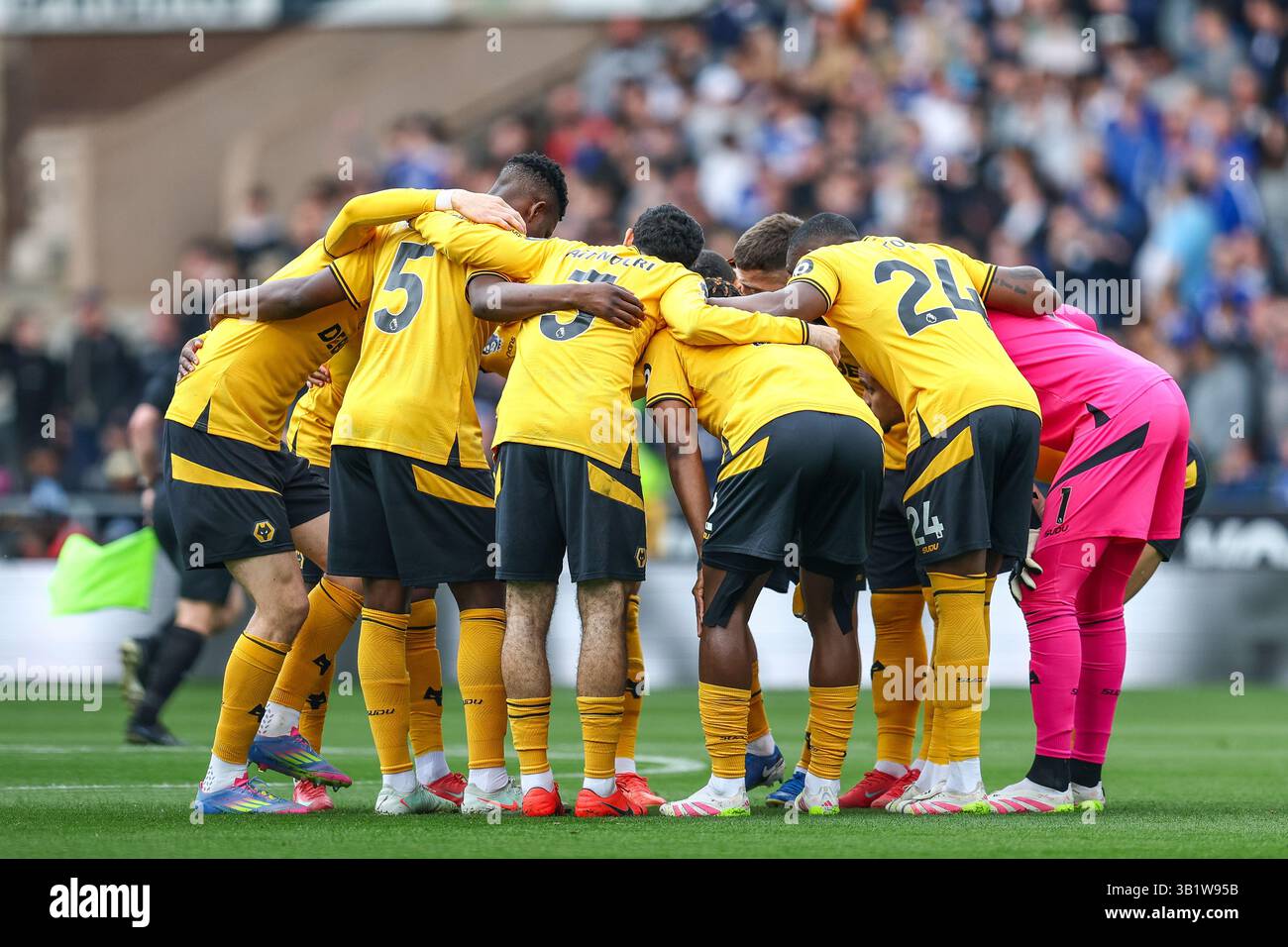 Wolverhampton Wanderers team huddle ahead of kick off during the ...