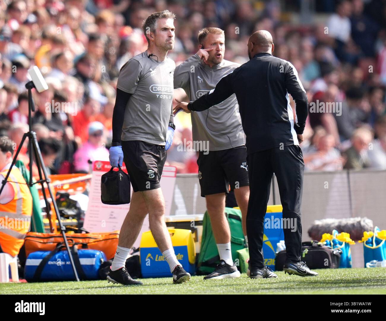 Fourth official Sam Allison (right) speaks with Southampton goalkeeping ...