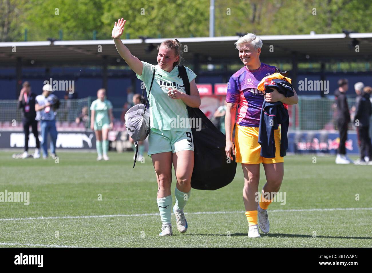 Leipzig, Deutschland. 26th Apr, 2025. Ramona Maier (9, SGS Essen) winkt ...