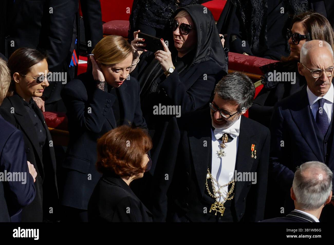 Pope Francis Honored at Solemn Funeral in St. Peters Square Italian ...