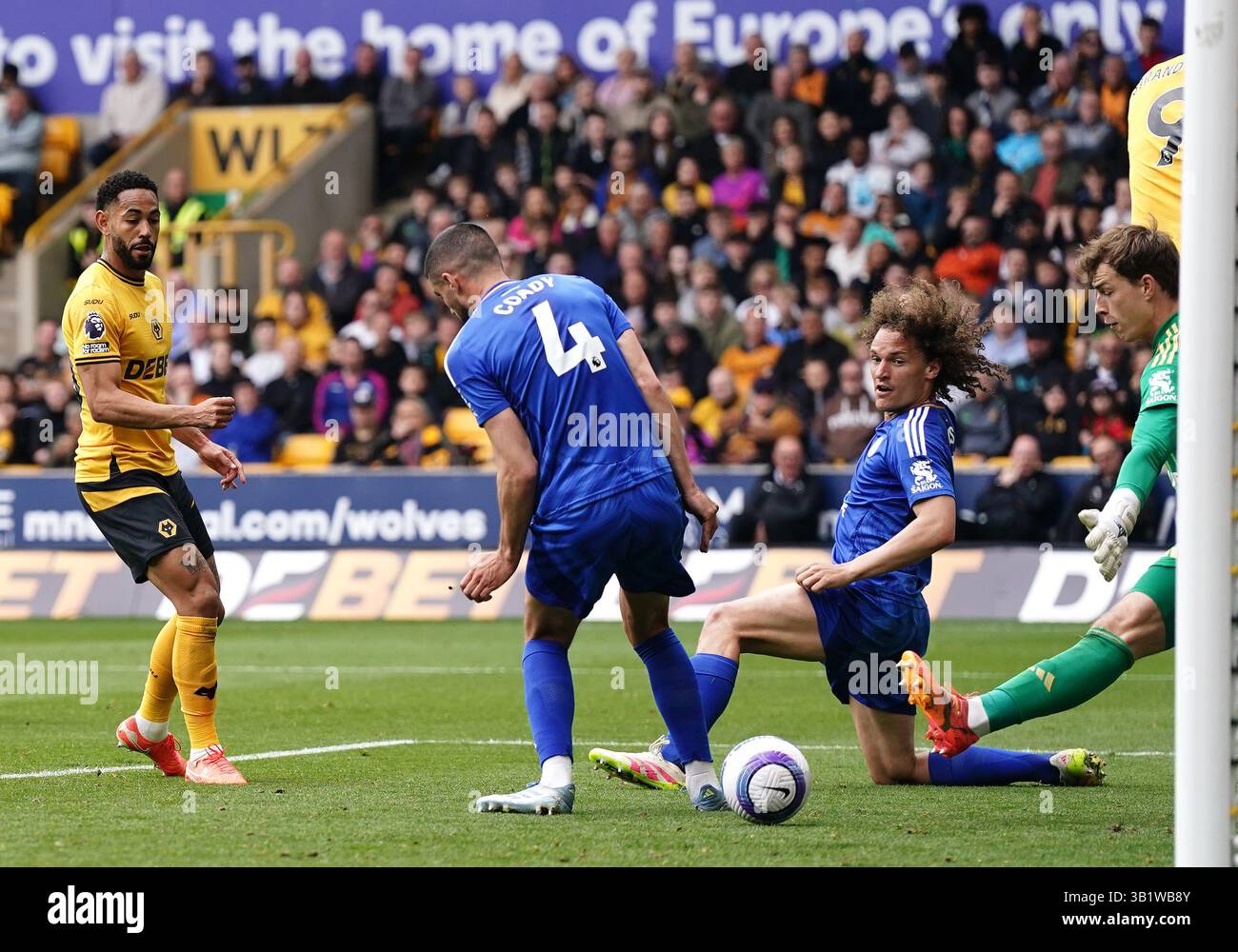 Wolverhampton Wanderers' Matheus Cunha scores their side's first goal ...