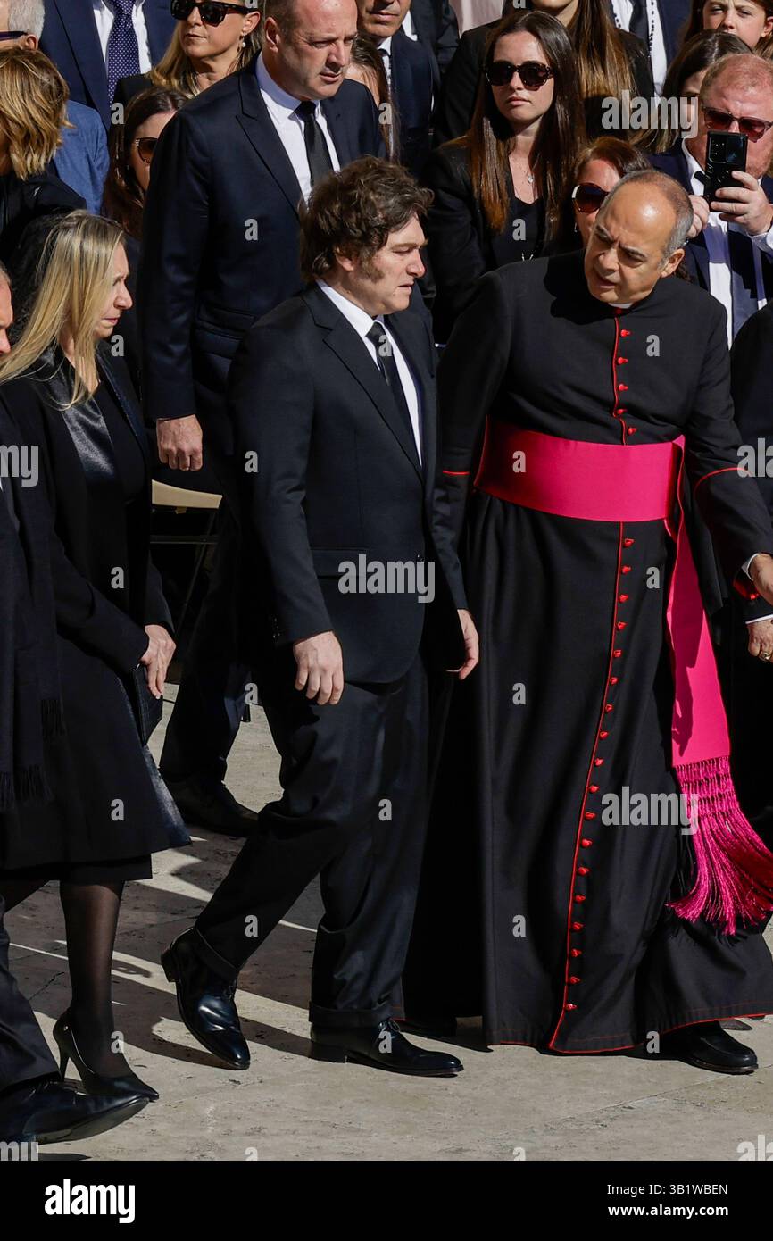Pope Francis Honored at Solemn Funeral in St. Peters Square Argentinian ...