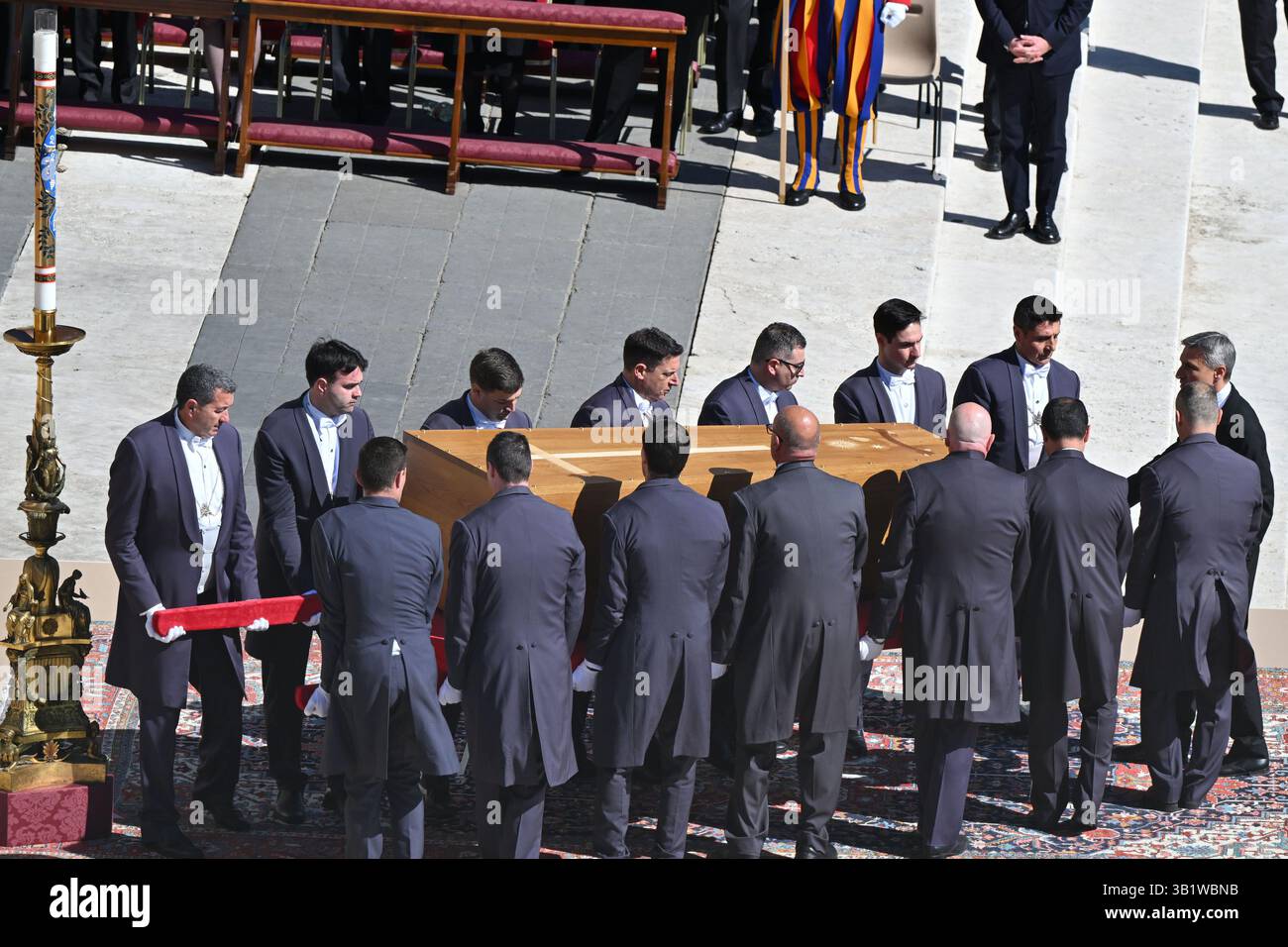 Roma, Italy. 26th Apr, 2025. Pallbearers carry the coffin during the ...