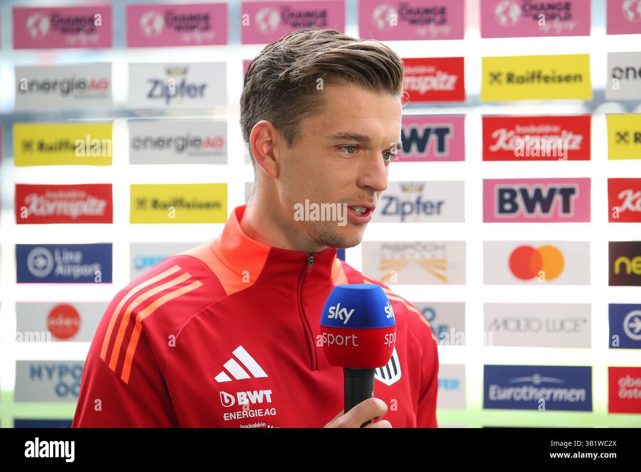 Linz, Austria. 26th Apr, 2025. LINZ, AUSTRIA - APRIL 26: head coach ...