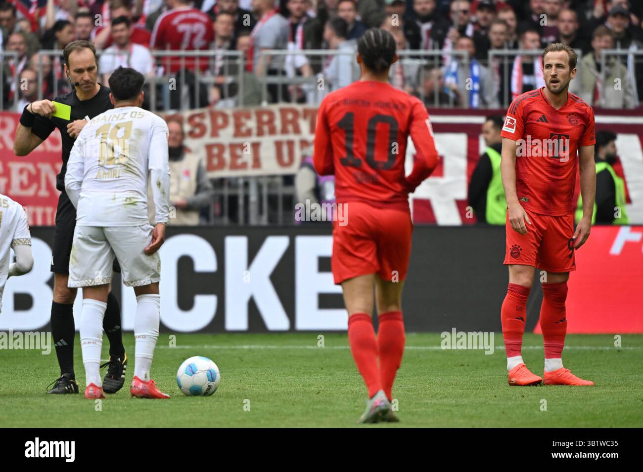 Munich, Germany. 26th Apr, 2025. Soccer: Bundesliga, Bayern Munich ...