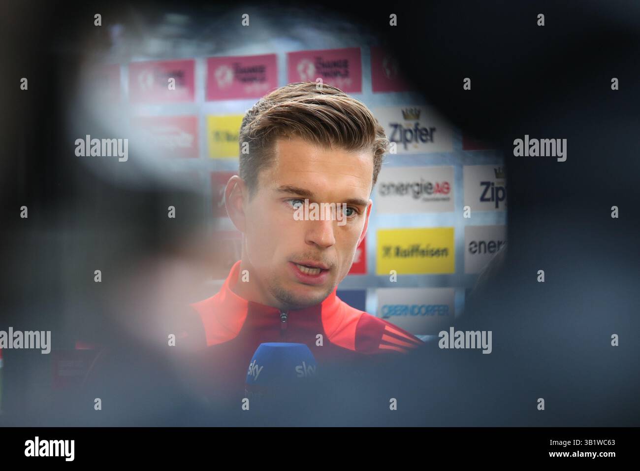 Linz, Austria. 26th Apr, 2025. LINZ, AUSTRIA - APRIL 26: head coach ...