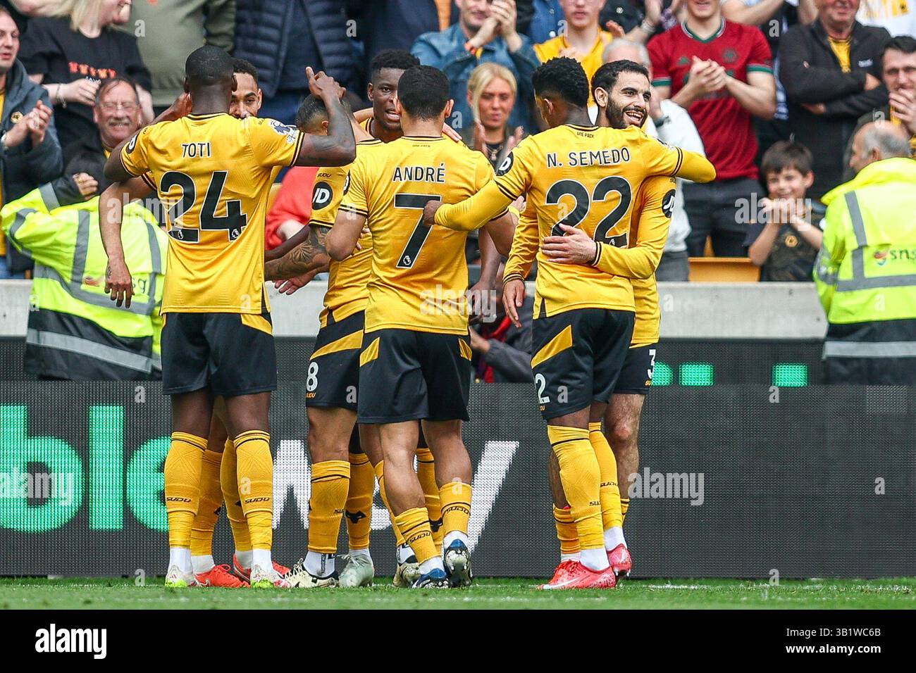 Wolverhampton Wanderers players celebrates the goal by #10, Matheus ...