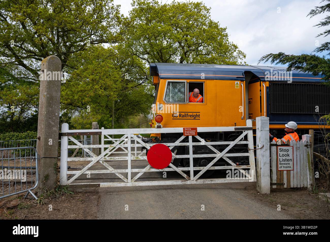 Manned railway level crossing gates hi-res stock photography and images ...
